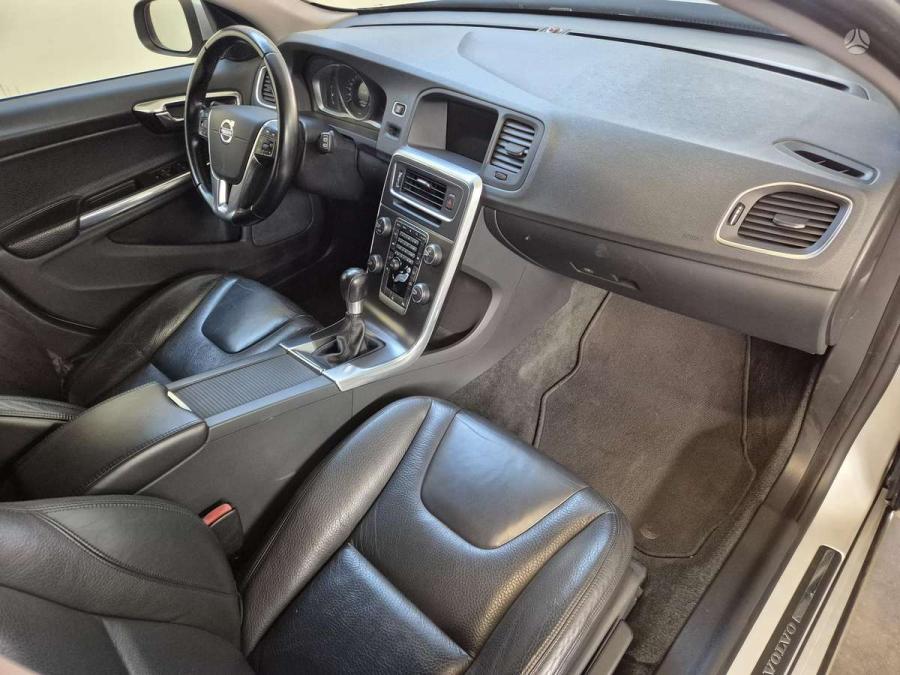 Pelēks Volvo V60 2015 Raseiniai, ar dzinēja tilpumu 1.98 L un nobraukumu 318 tūkst. km par 4700 €, foto 21 vietnē AUTOMOTO.COM.LV