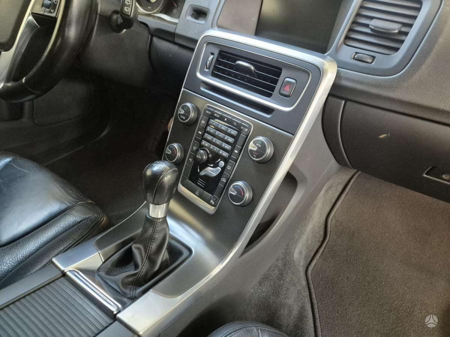 Pelēks Volvo V60 2015 Raseiniai, ar dzinēja tilpumu 1.98 L un nobraukumu 318 tūkst. km par 4700 €, foto 22 vietnē AUTOMOTO.COM.LV