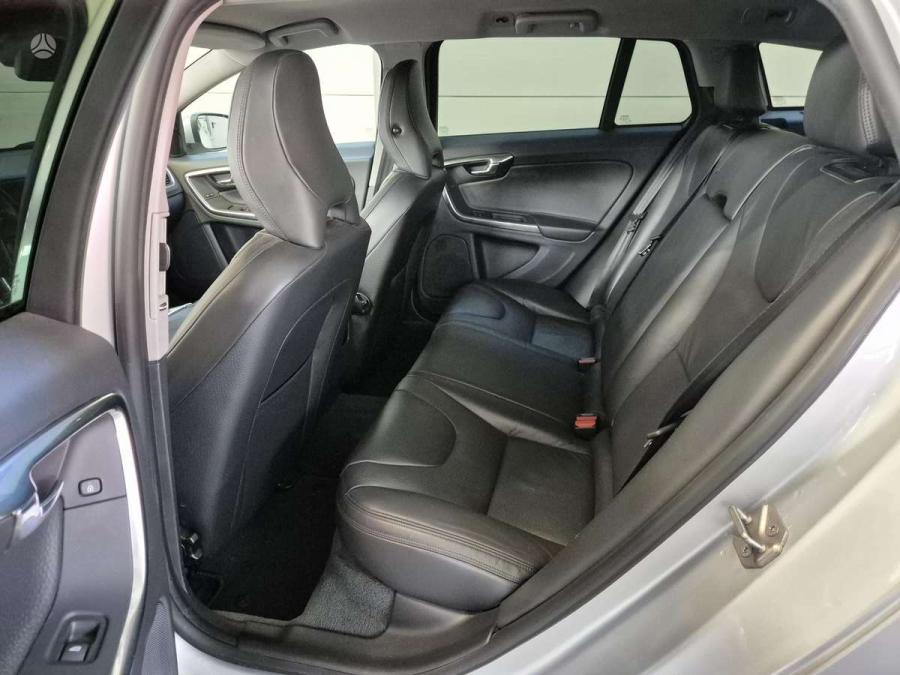 Pelēks Volvo V60 2015 Raseiniai, ar dzinēja tilpumu 1.98 L un nobraukumu 318 tūkst. km par 4700 €, foto 23 vietnē AUTOMOTO.COM.LV
