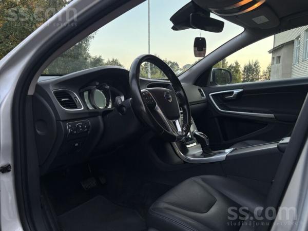 Pelēks Volvo V60 2015 Tukums, ar dzinēja tilpumu 2.00 L un nobraukumu 321 tūkst. km par 7390 €, foto 11 vietnē AUTOMOTO.COM.LV
