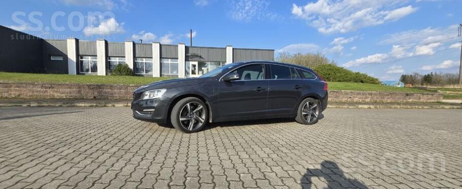 Pelēks Volvo V60 2016 Aizkraukle, ar dzinēja tilpumu 2.40 L un nobraukumu 162 tūkst. km par 9200 €, foto 2 vietnē AUTOMOTO.COM.LV