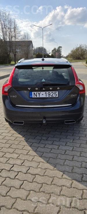 Pelēks Volvo V60 2016 Aizkraukle, ar dzinēja tilpumu 2.40 L un nobraukumu 162 tūkst. km par 9200 €, foto 3 vietnē AUTOMOTO.COM.LV