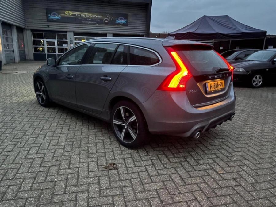 Grey Volvo V60 2016 in Riga, with an engine capacity of 2.40 L and mileage of 166 thousand km for 11995 €, photo 4 on AUTOMOTO.COM.LV