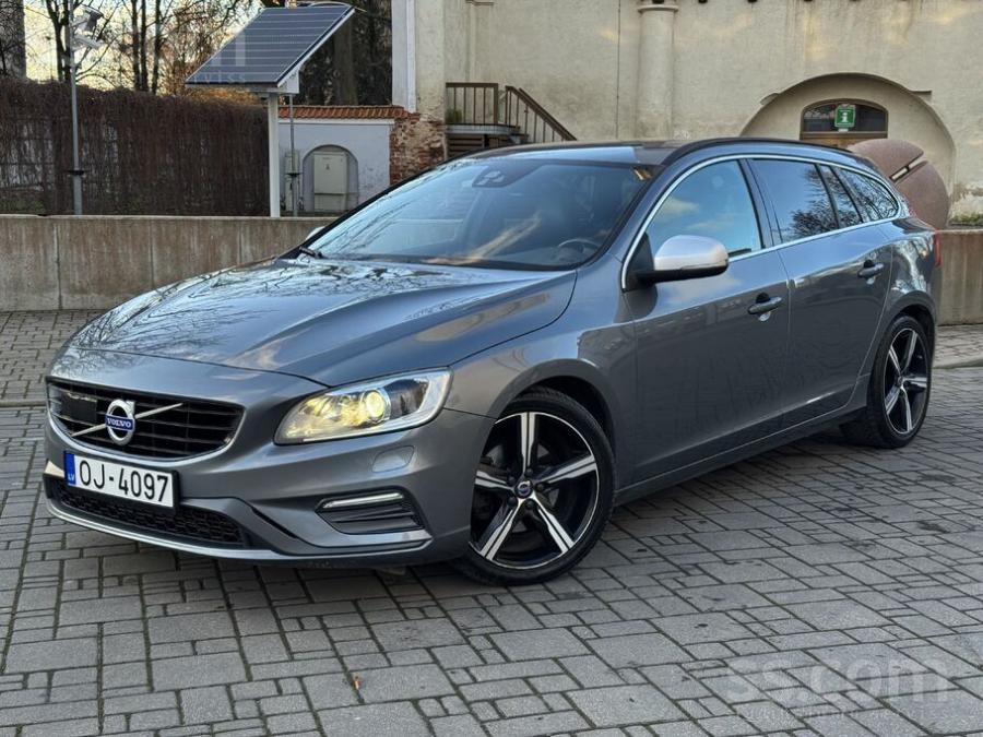 Grey Volvo V60 2016 in Jelgava, with an engine capacity of 2.00 L and mileage of 262 thousand km for 11700 €, photo 1 on AUTOMOTO.COM.LV