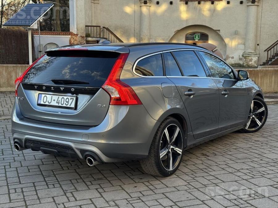 Grey Volvo V60 2016 in Jelgava, with an engine capacity of 2.00 L and mileage of 262 thousand km for 11700 €, photo 3 on AUTOMOTO.COM.LV