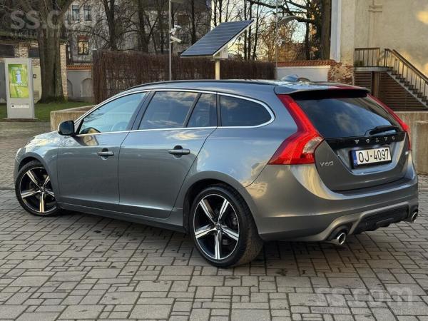 Pelēks Volvo V60 2016 Jelgava, ar dzinēja tilpumu 2.00 L un nobraukumu 262 tūkst. km par 11700 €, foto 4 vietnē AUTOMOTO.COM.LV