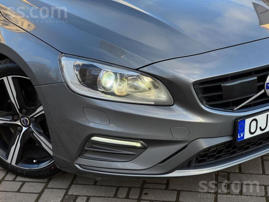 Grey Volvo V60 2016 in Jelgava, with an engine capacity of 2.00 L and mileage of 262 thousand km for 11700 €, photo 5 on AUTOMOTO.COM.LV