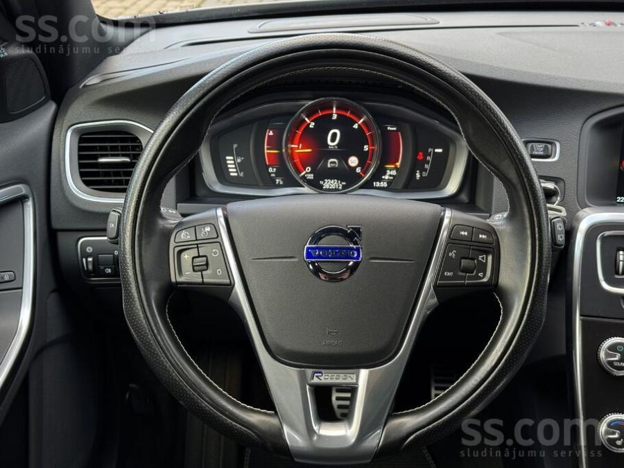 Grey Volvo V60 2016 in Jelgava, with an engine capacity of 2.00 L and mileage of 262 thousand km for 11700 €, photo 11 on AUTOMOTO.COM.LV
