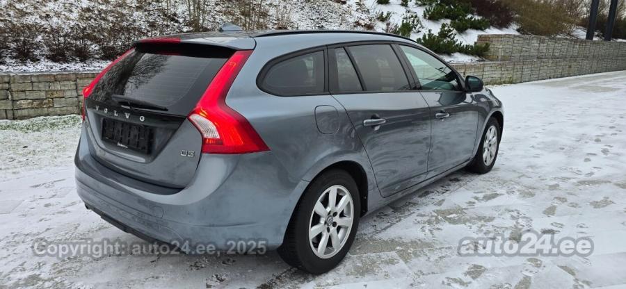 Grey Volvo V60 2016 in Rakvere, with an engine capacity of 2.00 L and mileage of 198 thousand km for 9990 €, photo 2 on AUTOMOTO.COM.LV