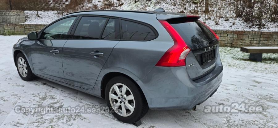 Grey Volvo V60 2016 in Rakvere, with an engine capacity of 2.00 L and mileage of 198 thousand km for 9990 €, photo 3 on AUTOMOTO.COM.LV