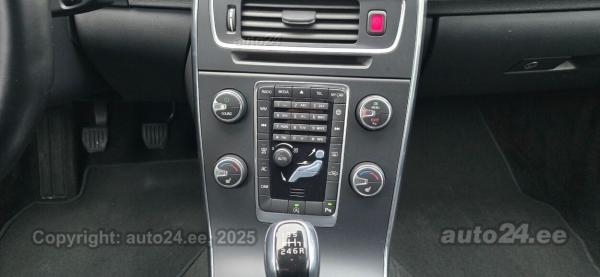 Grey Volvo V60 2016 in Rakvere, with an engine capacity of 2.00 L and mileage of 198 thousand km for 9990 €, photo 11 on AUTOMOTO.COM.LV
