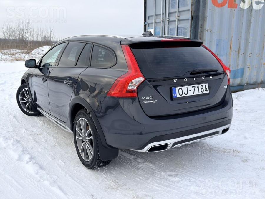 Pelēks Volvo V60 2016 Rīga, ar dzinēja tilpumu 2.00 L un nobraukumu 256 tūkst. km par 11995 €, foto 2 vietnē AUTOMOTO.COM.LV