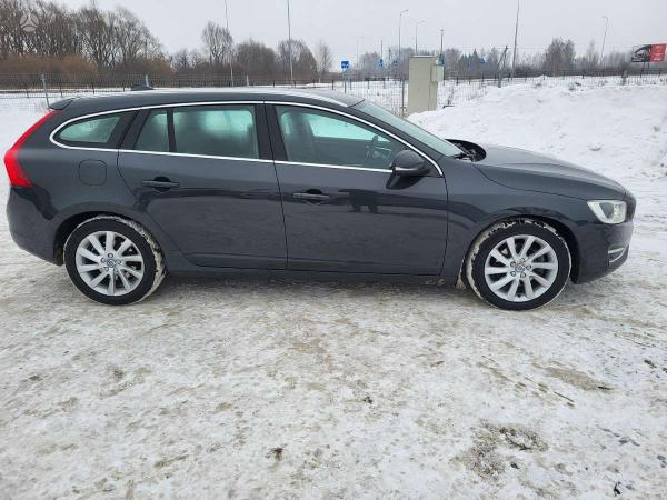 Grey Volvo V60 2016 in Taurage, with an engine capacity of 1.97 L and mileage of 262 thousand km for 6500 €, photo 7 on AUTOMOTO.COM.LV