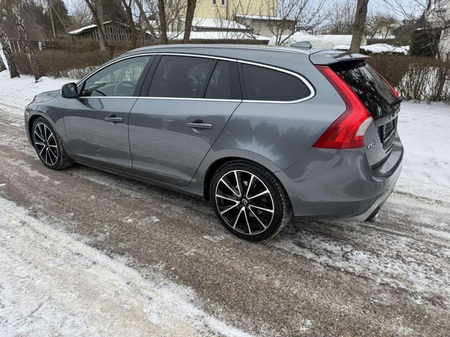 Grey Volvo V60 2016 in Alytus, with an engine capacity of 1.98 L and mileage of 281 thousand km for 6599 €, photo 6 on AUTOMOTO.COM.LV