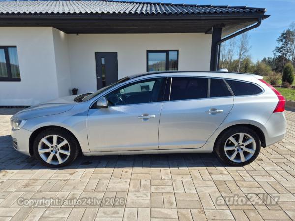 Grey Volvo V60 2016 in Voru, with an engine capacity of 2.00 L and mileage of 304 thousand km for 7690 €, photo 5 on AUTOMOTO.COM.LV