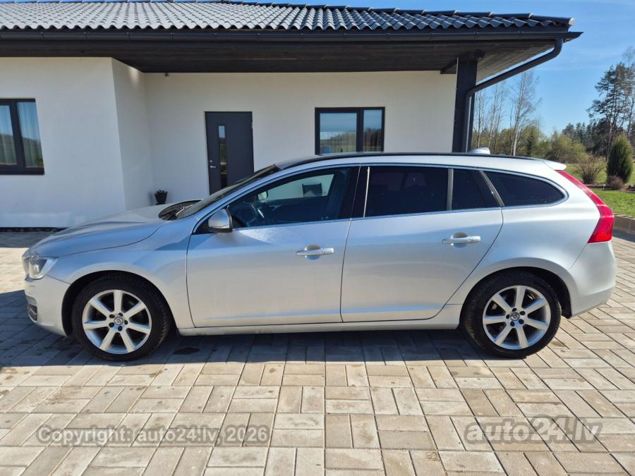 Pelēks Volvo V60 2016 Veru, ar dzinēja tilpumu 2.00 L un nobraukumu 304 tūkst. km par 7690 €, foto 6 vietnē AUTOMOTO.COM.LV