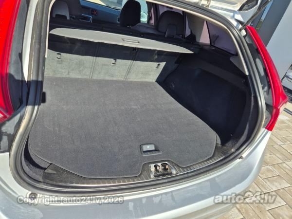 Grey Volvo V60 2016 in Voru, with an engine capacity of 2.00 L and mileage of 304 thousand km for 7690 €, photo 8 on AUTOMOTO.COM.LV