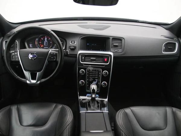 Grey Volvo V60 2016 in Vilnius, with an engine capacity of 2.40 L and mileage of 171 thousand km for 11799 €, photo 2 on AUTOMOTO.COM.LV