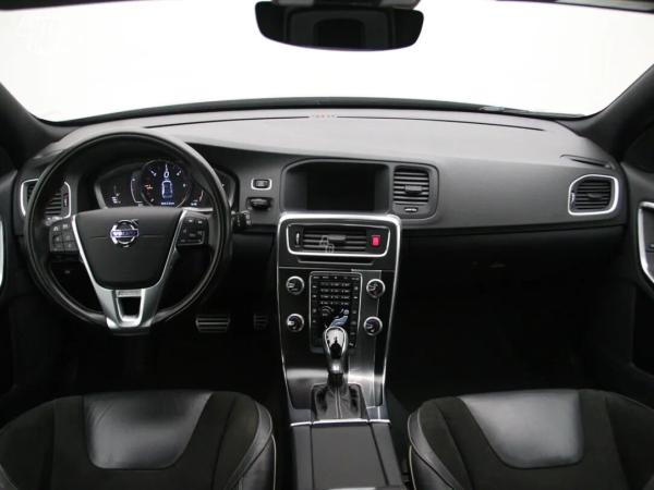 Grey Volvo V60 2016 in Vilnius, with an engine capacity of 2.00 L and mileage of 205 thousand km for 11699 €, photo 2 on AUTOMOTO.COM.LV
