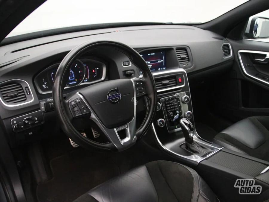 Grey Volvo V60 2016 in Vilnius, with an engine capacity of 2.00 L and mileage of 205 thousand km for 11699 €, photo 17 on AUTOMOTO.COM.LV