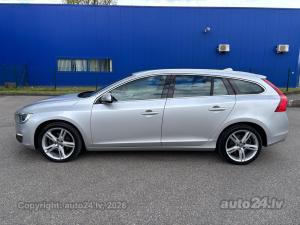 Grey Volvo V60 2016 in Paide, with an engine capacity of 2.00 L and mileage of 251 thousand km for 9190 €, photo 4 on AUTOMOTO.COM.LV