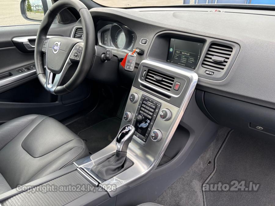 Grey Volvo V60 2016 in Paide, with an engine capacity of 2.00 L and mileage of 251 thousand km for 9190 €, photo 9 on AUTOMOTO.COM.LV