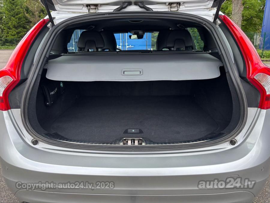 Grey Volvo V60 2016 in Paide, with an engine capacity of 2.00 L and mileage of 251 thousand km for 9190 €, photo 26 on AUTOMOTO.COM.LV