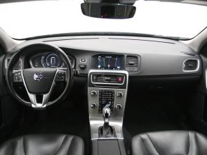 Grey Volvo V60 2016 in Vilnius, with an engine capacity of 2.00 L and mileage of 192 thousand km for 11499 €, photo 3 on AUTOMOTO.COM.LV