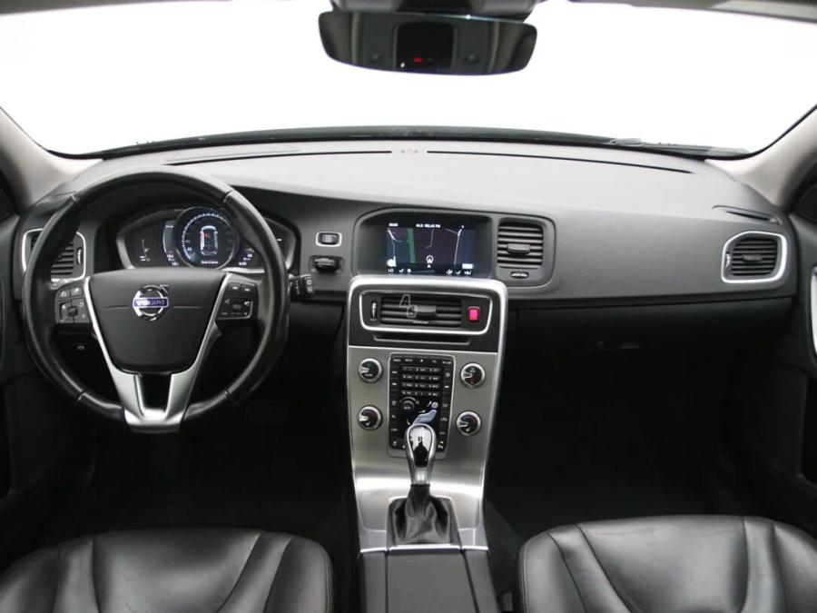 Grey Volvo V60 2016 in Vilnius, with an engine capacity of 2.00 L and mileage of 192 thousand km for 11499 €, photo 3 on AUTOMOTO.COM.LV