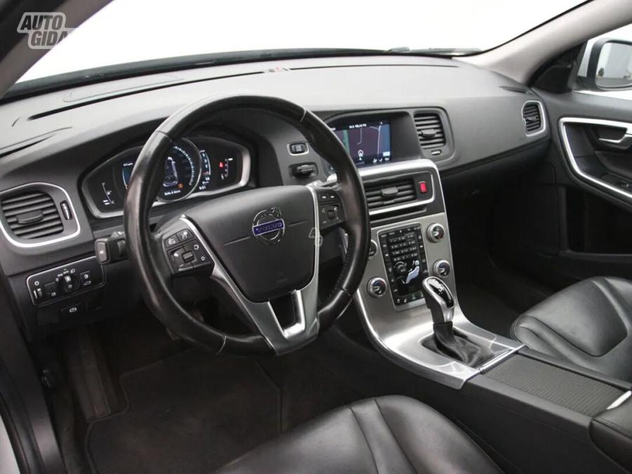 Grey Volvo V60 2016 in Vilnius, with an engine capacity of 2.00 L and mileage of 192 thousand km for 11499 €, photo 17 on AUTOMOTO.COM.LV