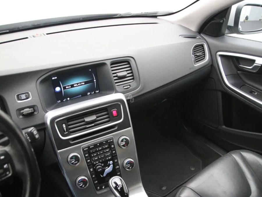 Grey Volvo V60 2016 in Vilnius, with an engine capacity of 2.00 L and mileage of 192 thousand km for 11499 €, photo 22 on AUTOMOTO.COM.LV