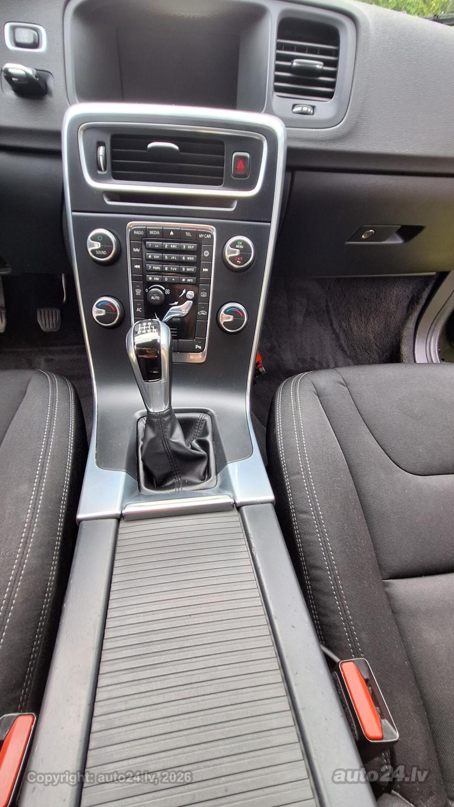 Pelēks Volvo V60 2016 Rakvere, ar dzinēja tilpumu 2.00 L un nobraukumu 275 tūkst. km par 7500 €, foto 12 vietnē AUTOMOTO.COM.LV