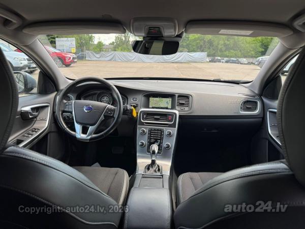 Pelēks Volvo V60 2016 Tallina, ar dzinēja tilpumu 2.00 L un nobraukumu 230 tūkst. km par 7480 €, foto 9 vietnē AUTOMOTO.COM.LV