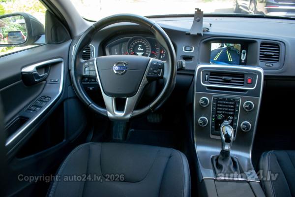 Grey Volvo V60 2016 in Tallinn, with an engine capacity of 2.00 L and mileage of 199 thousand km for 9790 €, photo 3 on AUTOMOTO.COM.LV
