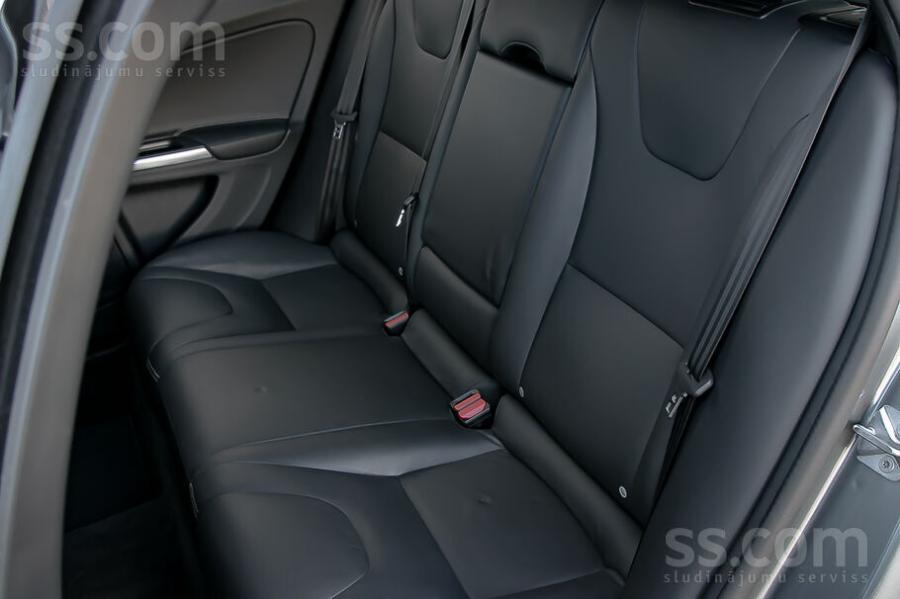 Pelēks Volvo V60 2016 Tukums, ar dzinēja tilpumu 2.40 L un nobraukumu 132 tūkst. km par 15490 €, foto 9 vietnē AUTOMOTO.COM.LV