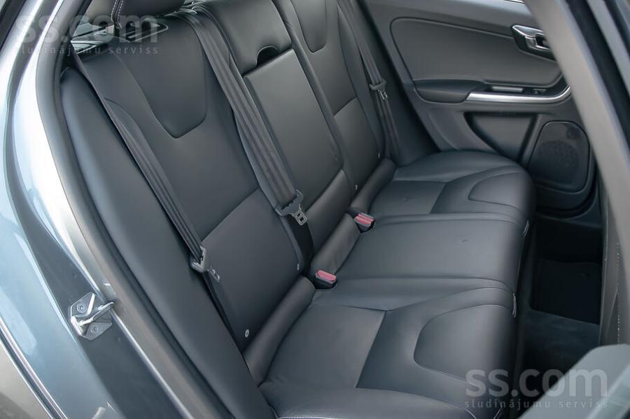 Pelēks Volvo V60 2016 Tukums, ar dzinēja tilpumu 2.40 L un nobraukumu 132 tūkst. km par 15490 €, foto 10 vietnē AUTOMOTO.COM.LV