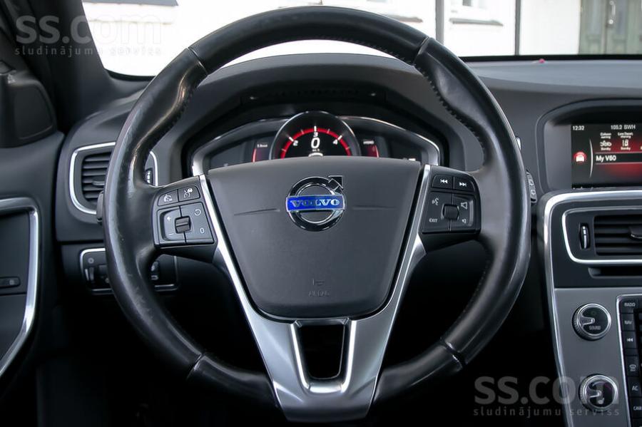 Pelēks Volvo V60 2016 Tukums, ar dzinēja tilpumu 2.40 L un nobraukumu 132 tūkst. km par 15490 €, foto 14 vietnē AUTOMOTO.COM.LV