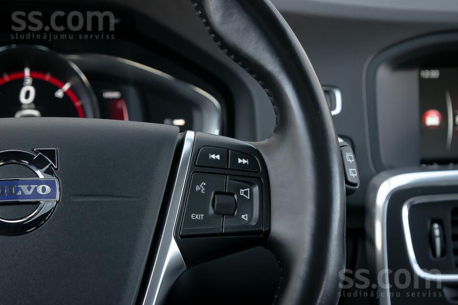 Pelēks Volvo V60 2016 Tukums, ar dzinēja tilpumu 2.40 L un nobraukumu 132 tūkst. km par 15490 €, foto 16 vietnē AUTOMOTO.COM.LV