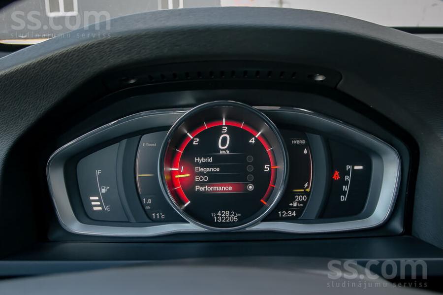Pelēks Volvo V60 2016 Tukums, ar dzinēja tilpumu 2.40 L un nobraukumu 132 tūkst. km par 15490 €, foto 17 vietnē AUTOMOTO.COM.LV