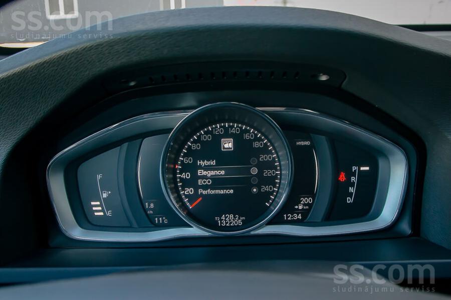 Pelēks Volvo V60 2016 Tukums, ar dzinēja tilpumu 2.40 L un nobraukumu 132 tūkst. km par 15490 €, foto 18 vietnē AUTOMOTO.COM.LV