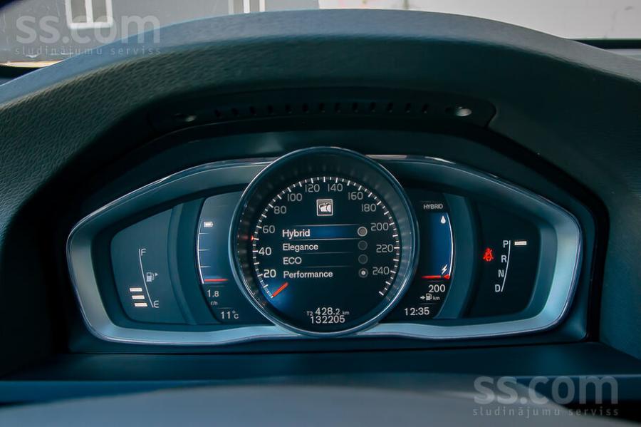 Pelēks Volvo V60 2016 Tukums, ar dzinēja tilpumu 2.40 L un nobraukumu 132 tūkst. km par 15490 €, foto 20 vietnē AUTOMOTO.COM.LV