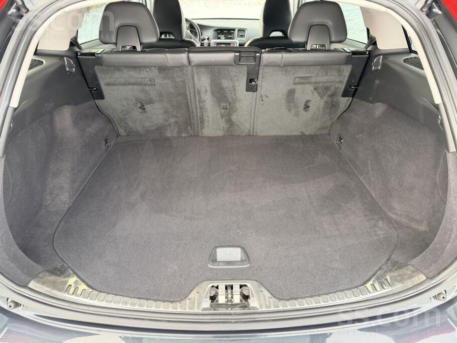 Pelēks Volvo V60 2016 Rīga, ar dzinēja tilpumu 2.00 L un nobraukumu 256 tūkst. km par 10995 €, foto 6 vietnē AUTOMOTO.COM.LV