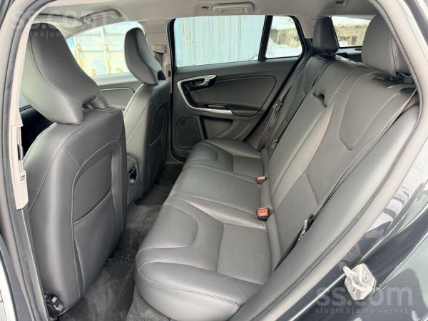 Grey Volvo V60 2016 in Riga, with an engine capacity of 2.00 L and mileage of 256 thousand km for 10995 €, photo 6 on AUTOMOTO.COM.LV