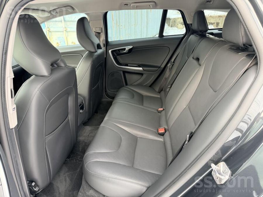 Pelēks Volvo V60 2016 Rīga, ar dzinēja tilpumu 2.00 L un nobraukumu 256 tūkst. km par 10995 €, foto 7 vietnē AUTOMOTO.COM.LV