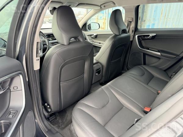 Grey Volvo V60 2016 in Riga, with an engine capacity of 2.00 L and mileage of 256 thousand km for 10995 €, photo 7 on AUTOMOTO.COM.LV