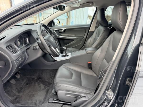 Grey Volvo V60 2016 in Riga, with an engine capacity of 2.00 L and mileage of 256 thousand km for 10995 €, photo 8 on AUTOMOTO.COM.LV