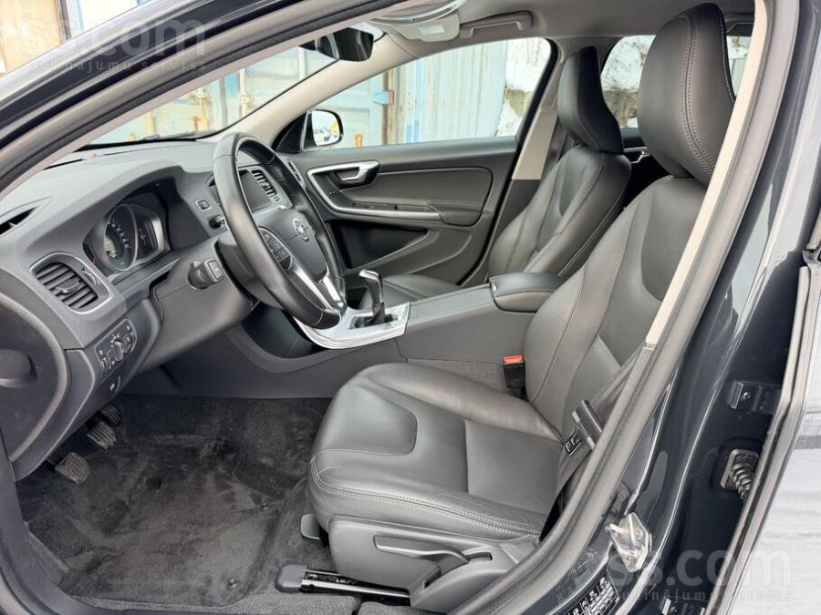 Pelēks Volvo V60 2016 Rīga, ar dzinēja tilpumu 2.00 L un nobraukumu 256 tūkst. km par 10995 €, foto 9 vietnē AUTOMOTO.COM.LV