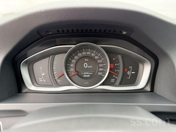 Grey Volvo V60 2016 in Riga, with an engine capacity of 2.00 L and mileage of 256 thousand km for 10995 €, photo 10 on AUTOMOTO.COM.LV