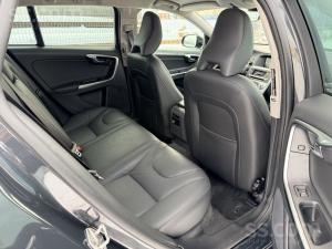 Pelēks Volvo V60 2016 Rīga, ar dzinēja tilpumu 2.00 L un nobraukumu 256 tūkst. km par 10995 €, foto 15 vietnē AUTOMOTO.COM.LV