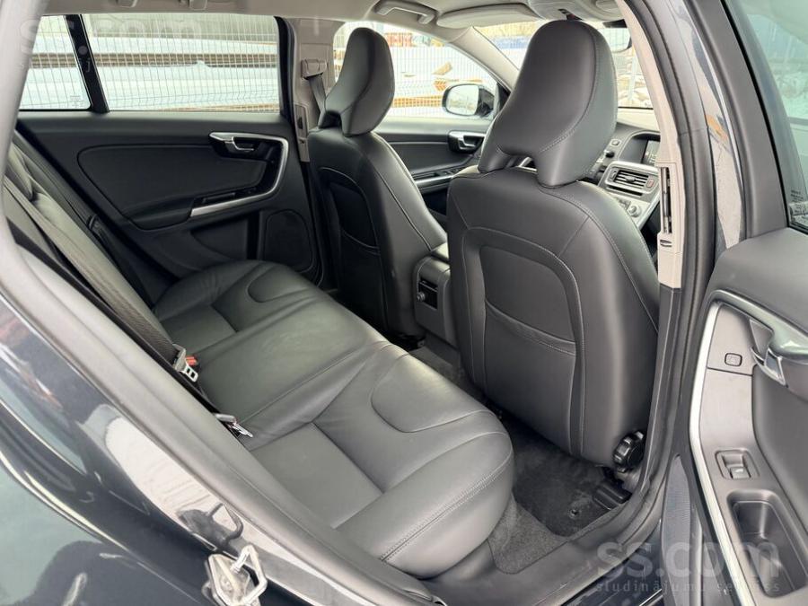 Pelēks Volvo V60 2016 Rīga, ar dzinēja tilpumu 2.00 L un nobraukumu 256 tūkst. km par 10995 €, foto 15 vietnē AUTOMOTO.COM.LV